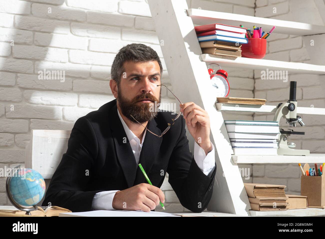 Portrait d'un homme de confiance du caucase enseignant en classe. Homme ...