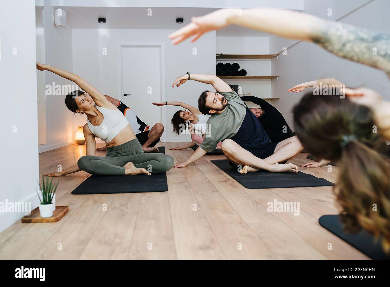 Un groupe d'hommes aux pieds nus Banque de photographies et d’images à ...
