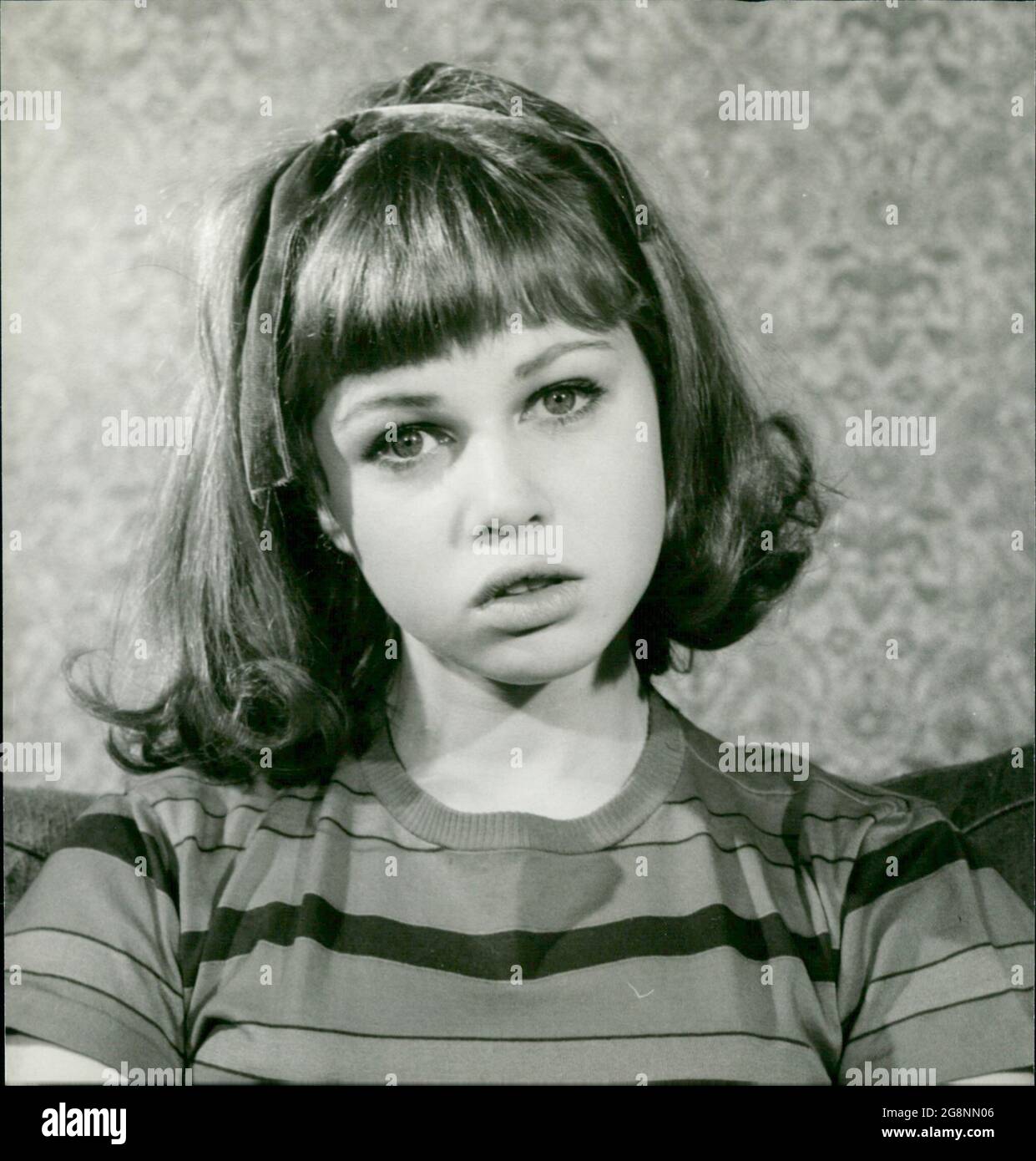 DAS Bild ist ein Porträt der Schauspielerin Helga Anders in ihrer Rolle ...