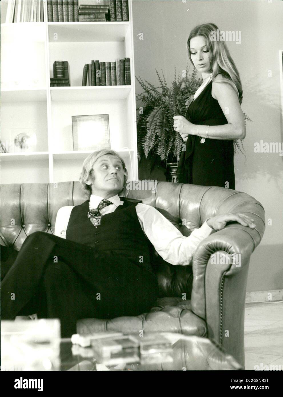 Odette (Monika Gabriel), mit Denis (Horst Frank) in ihrer Privatwohnung ...