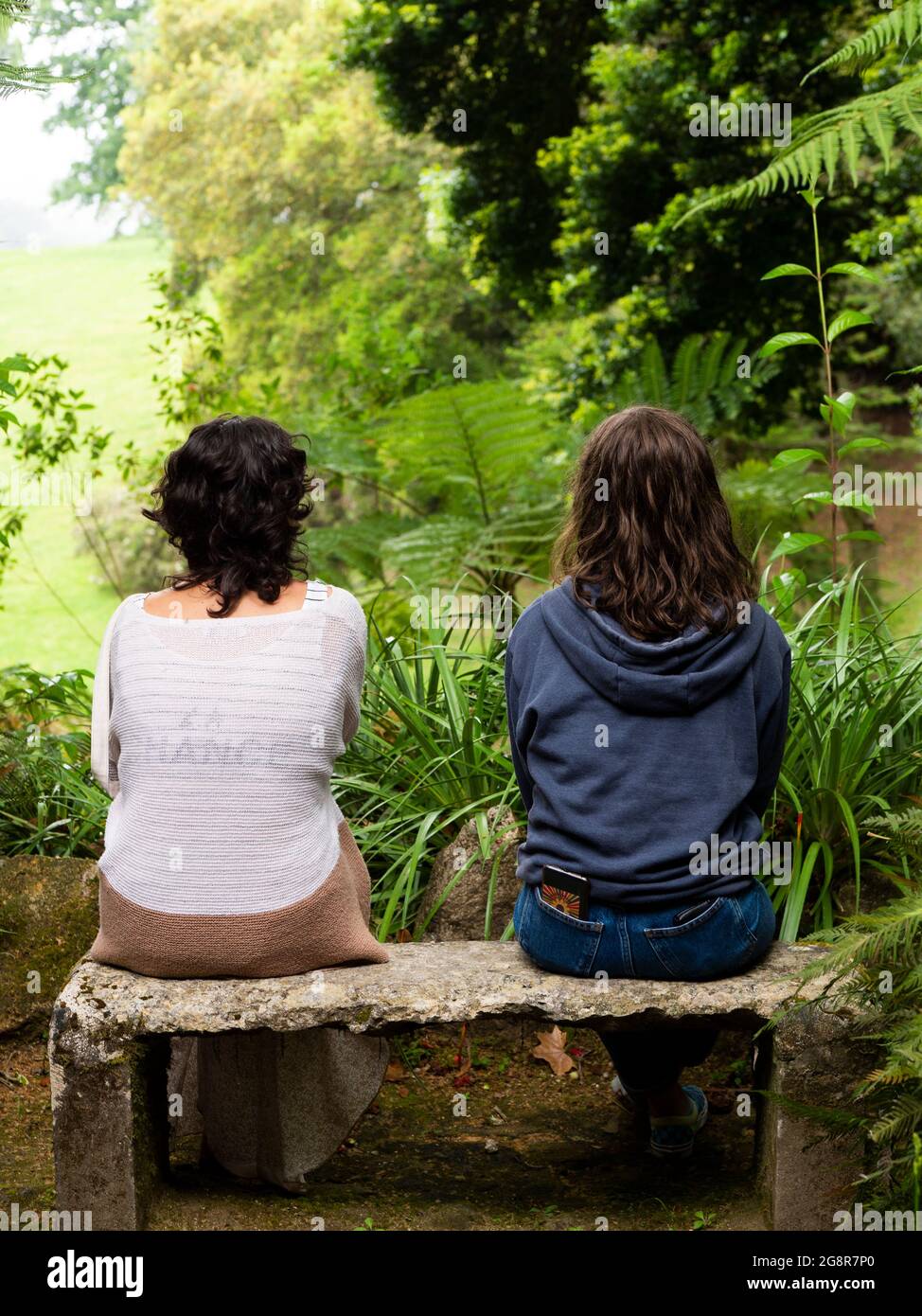 Deux femmes assises sur une banquette Banque de photographies et d ...