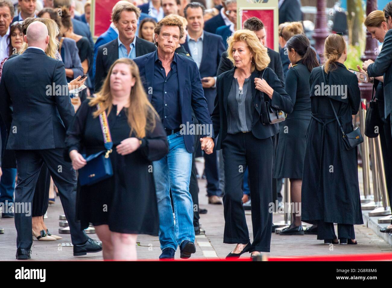 John de mol et sa femme Els assistent à l'adieu privé de Peter R de ...