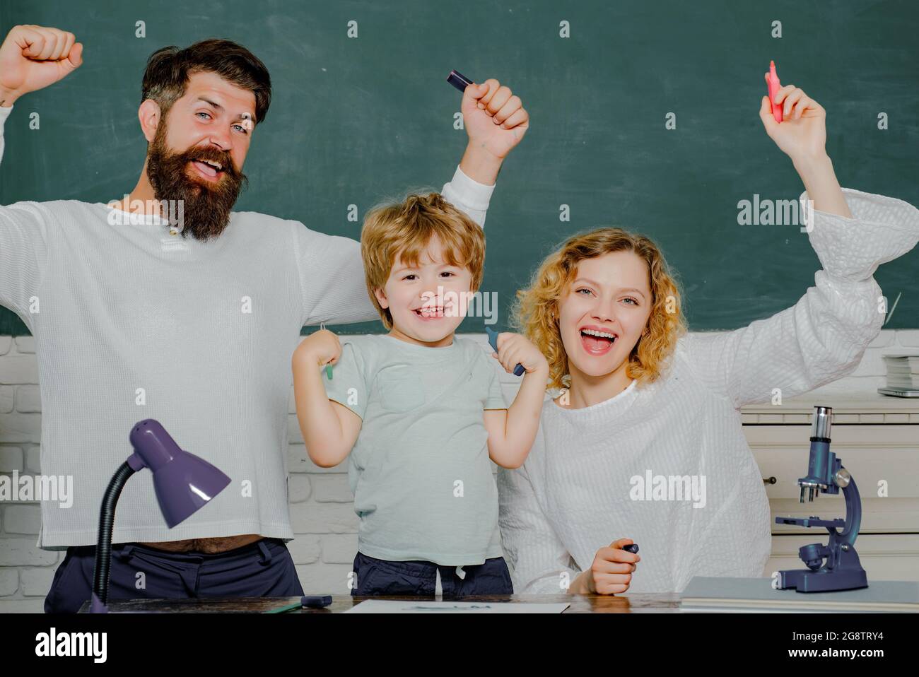 Exemples de partenariats avec les écoles familiales. Mère père et fils ...