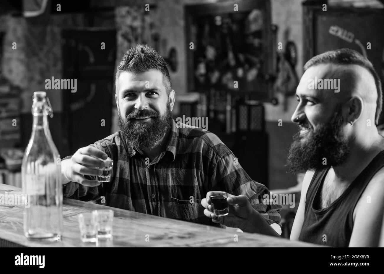 Boissons alcoolisées fortes. Amis qui se détendent au pub. Les hommes ...
