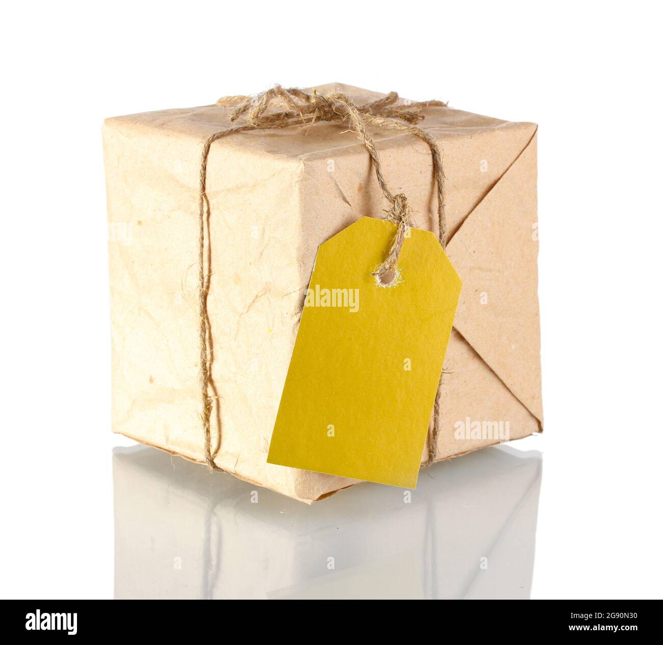 Colis enveloppé dans du papier marron attaché avec de la ficelle et ...