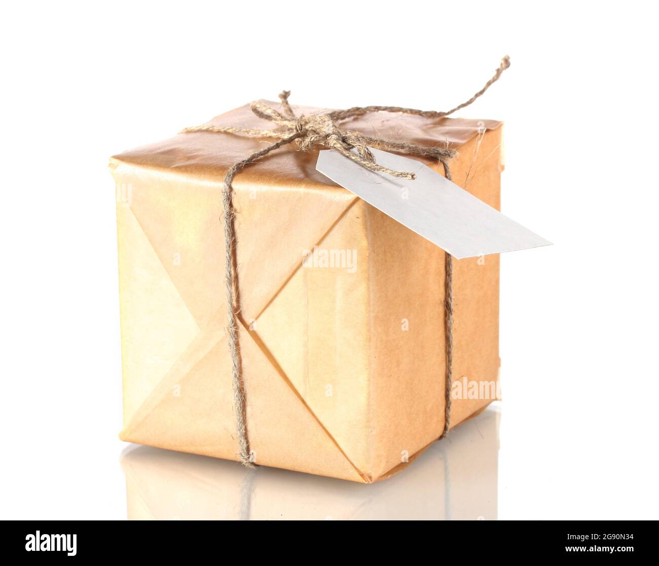 Colis enveloppé dans du papier marron attaché avec de la ficelle et ...