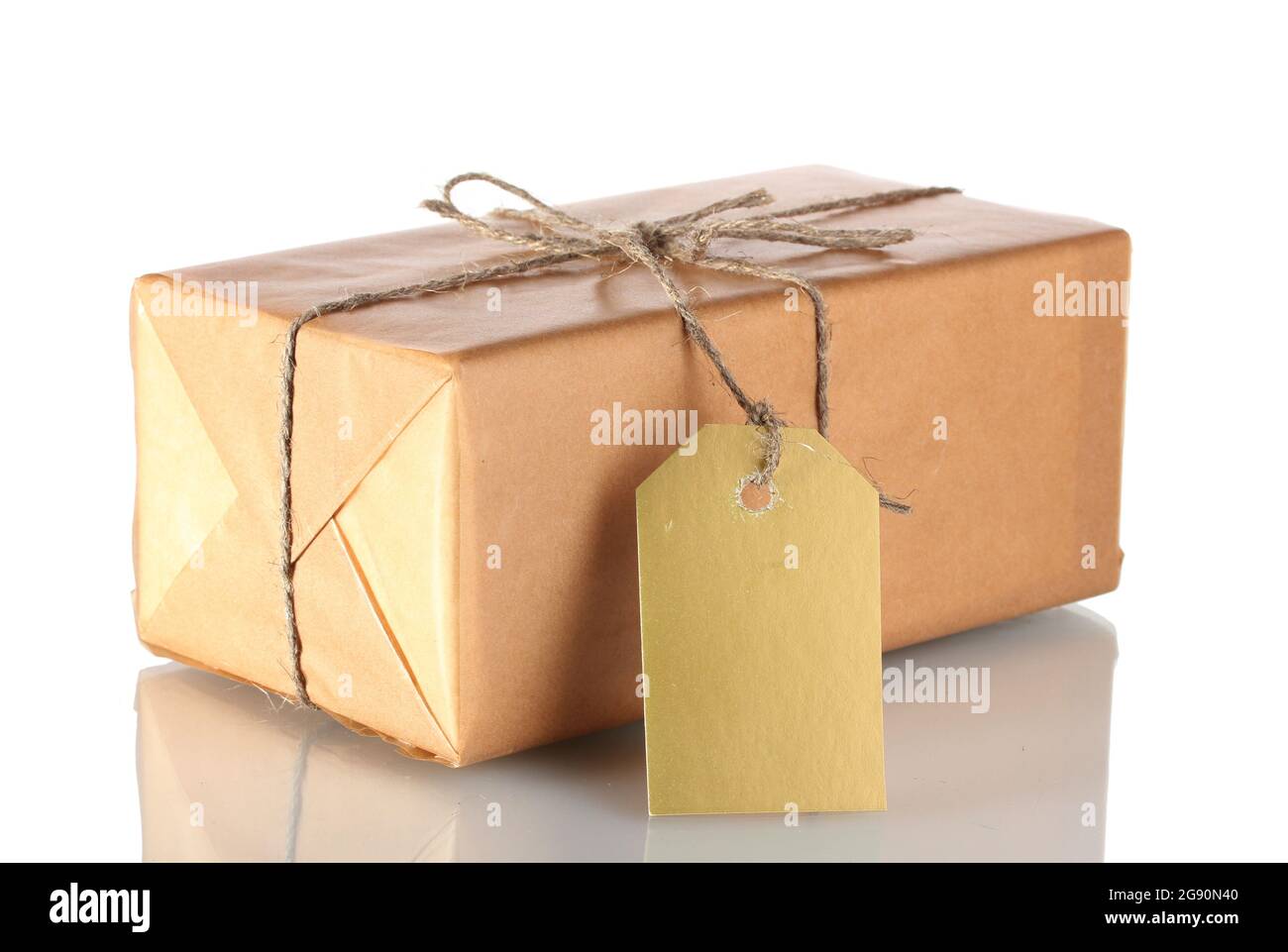 Colis enveloppé dans du papier marron attaché avec de la ficelle et ...