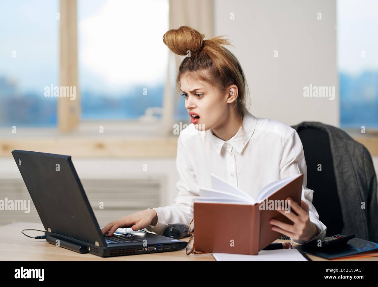 femme secrétaire avec une queue de cochon sur son directeur de bureau de travail Photo Stock - Alamy