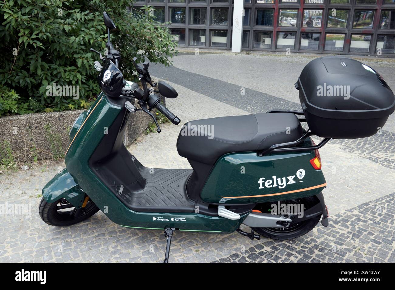 Scooter felyx Banque de photographies et d’images à haute résolution ...