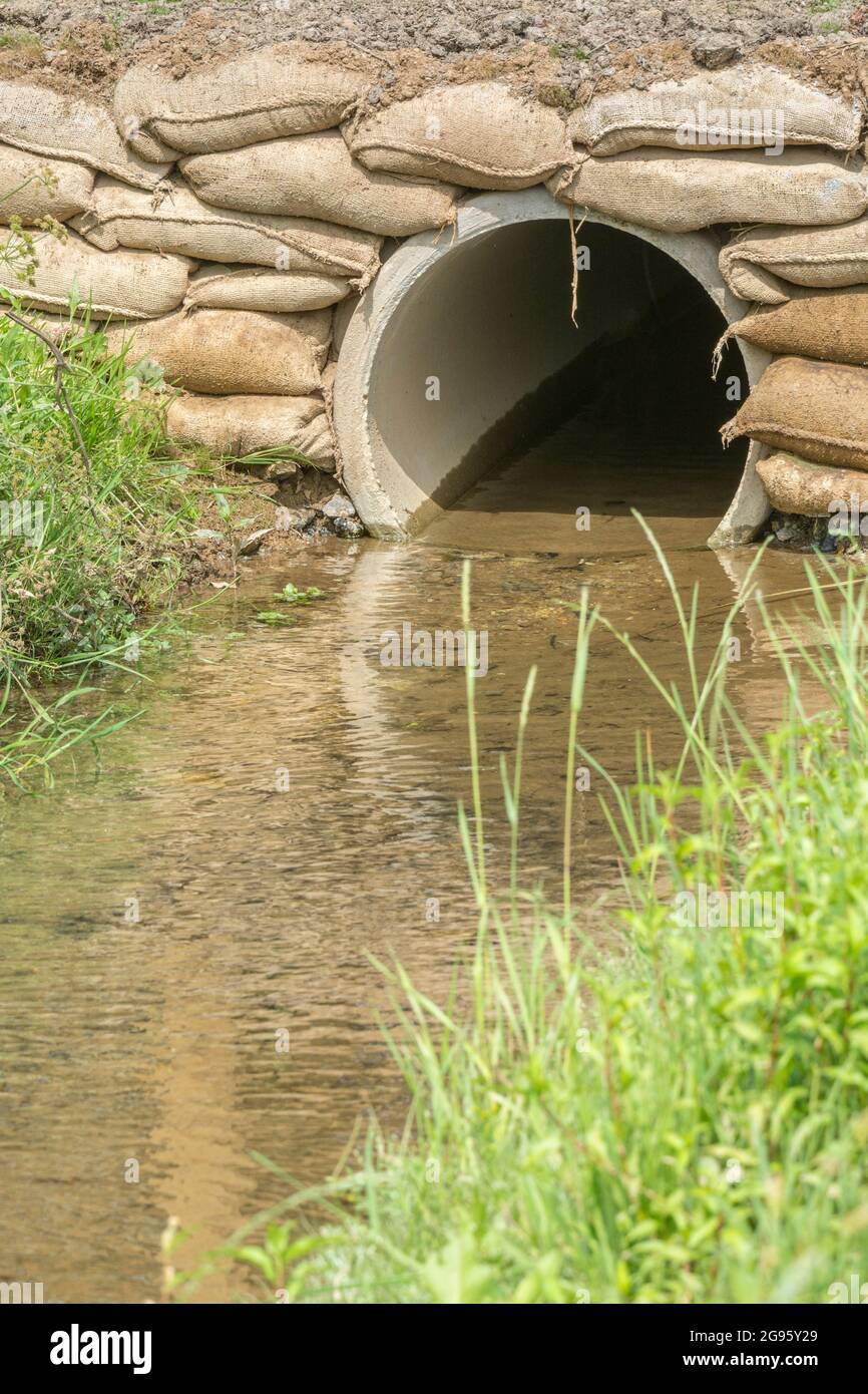 Ponceau de cours d'eau en béton dans une zone agricole. Pour la gestion ...