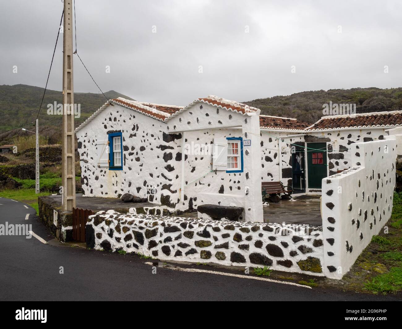 Maison de construction construite dans le rocher Banque de ...