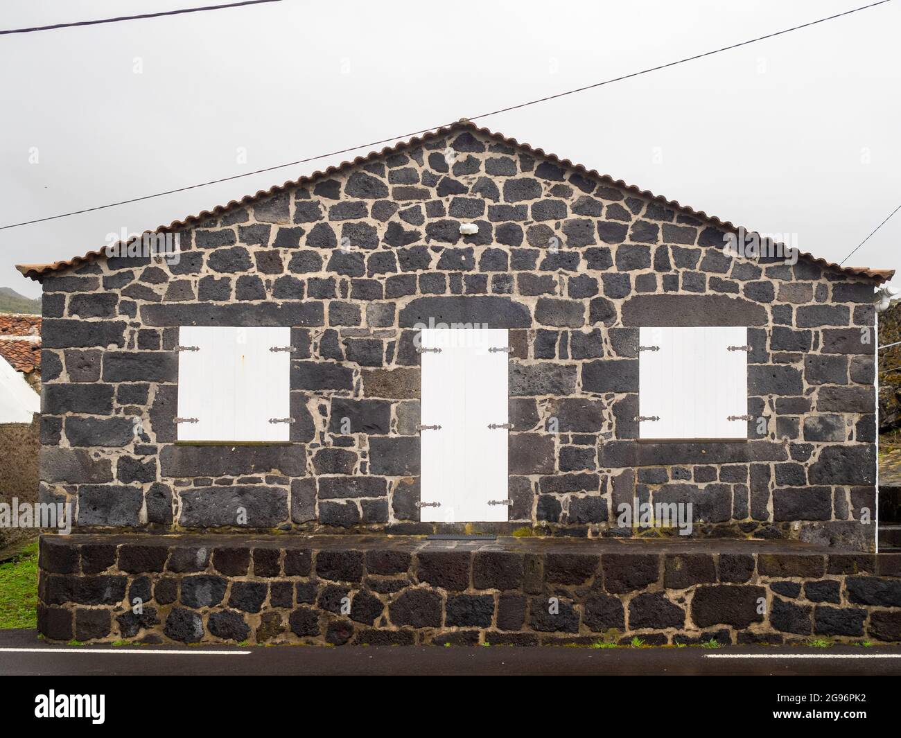 Maison de construction construite dans le rocher Banque de ...