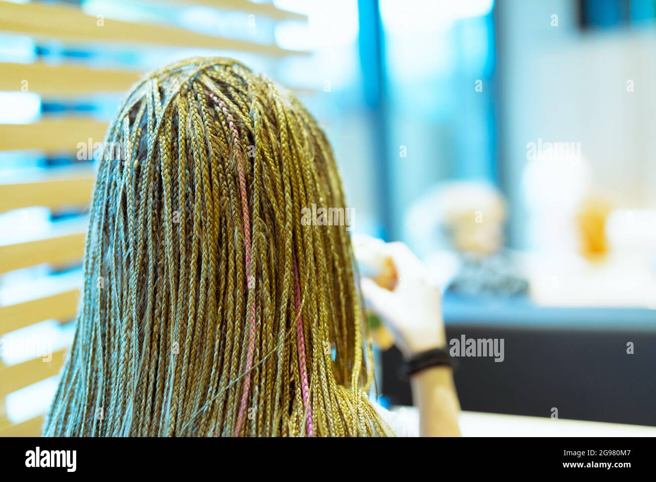 les cheveux avec des picots, la tête de fille ou de jeune femme, vu de ...