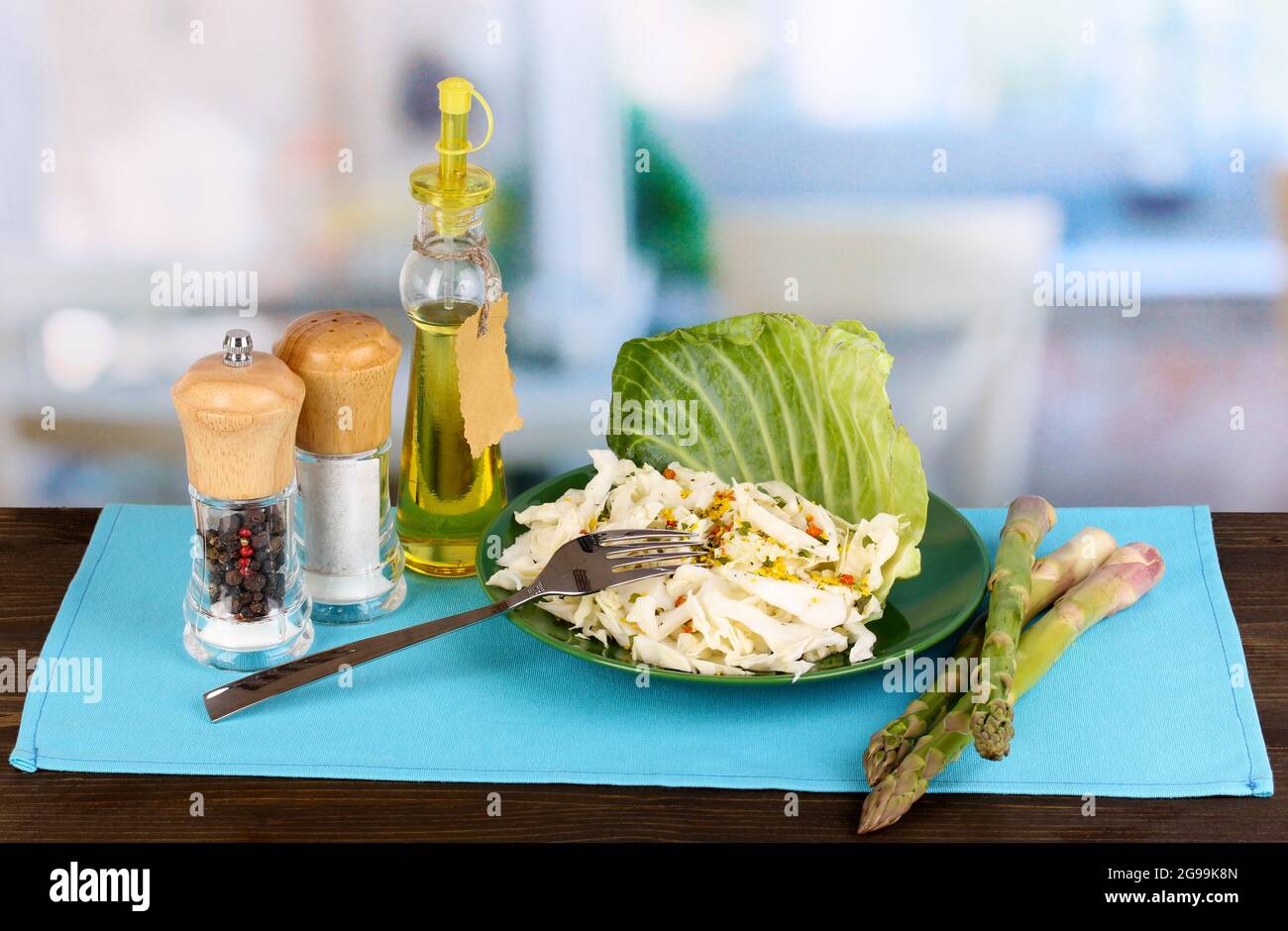 La plaque avec la salade de chou et les assaisonnements sur table en ...