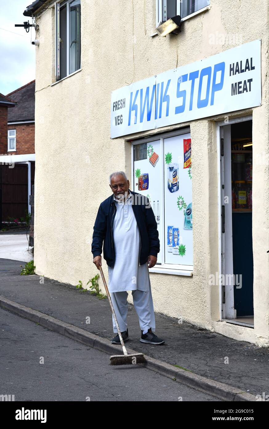 M. Hussein devant son magasin près de Regent Street à Wellington. Il y ...
