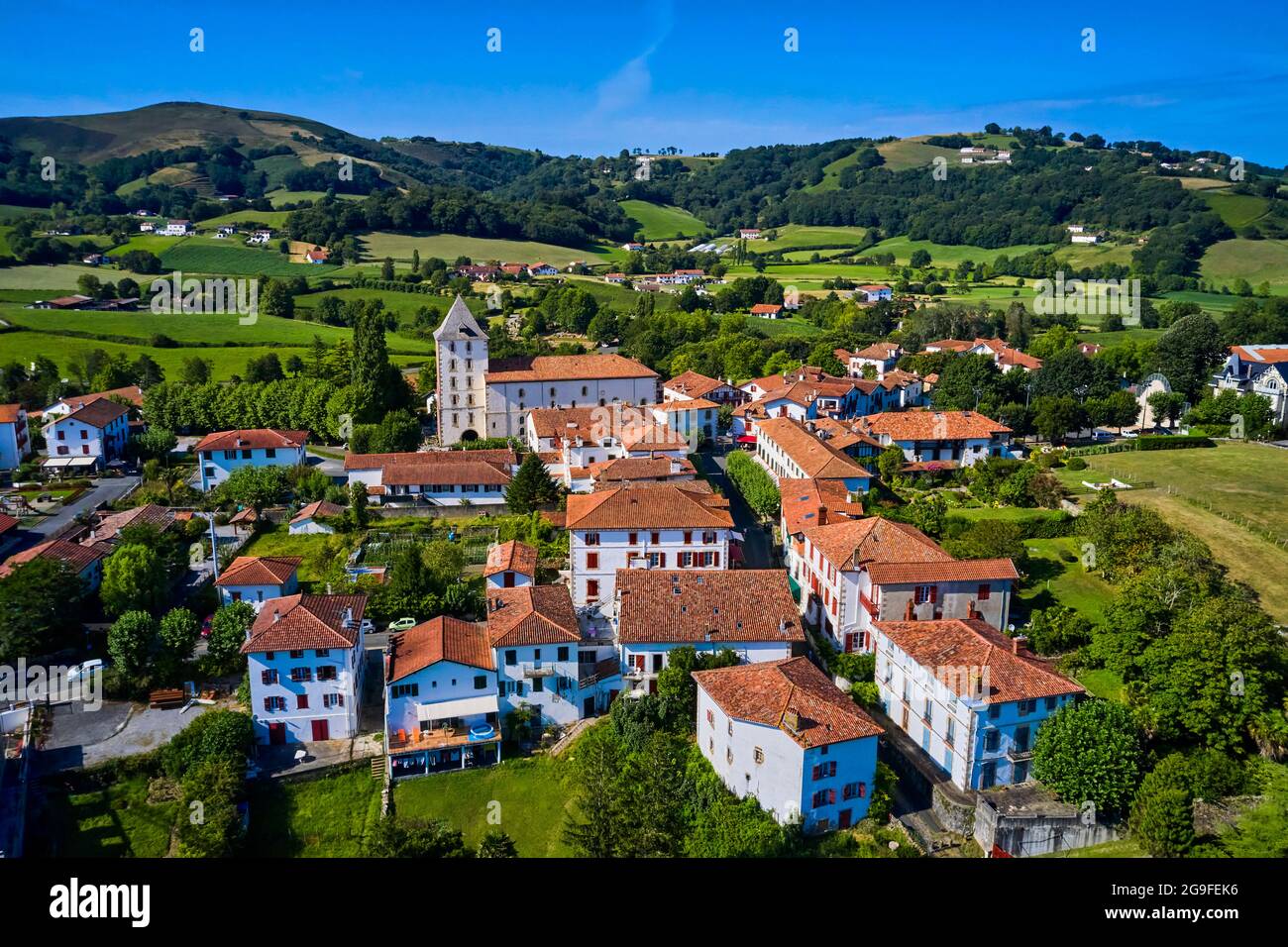 France, Pyrénées-Atlantiques (64), Sare, a marqué les plus beaux villages de France Photo Stock ...