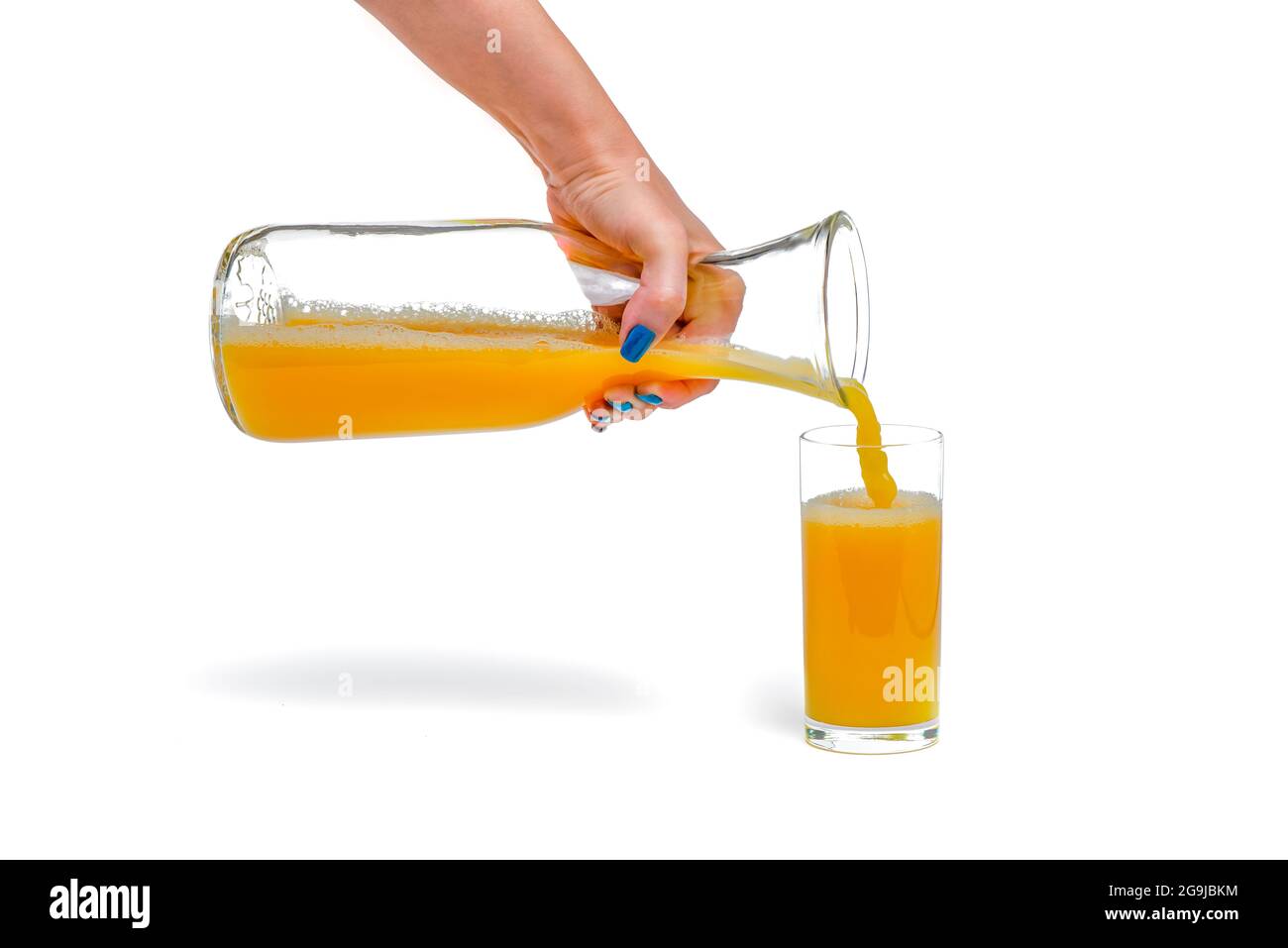 Verser le jus d'orange dans un verre Banque de photographies et d ...