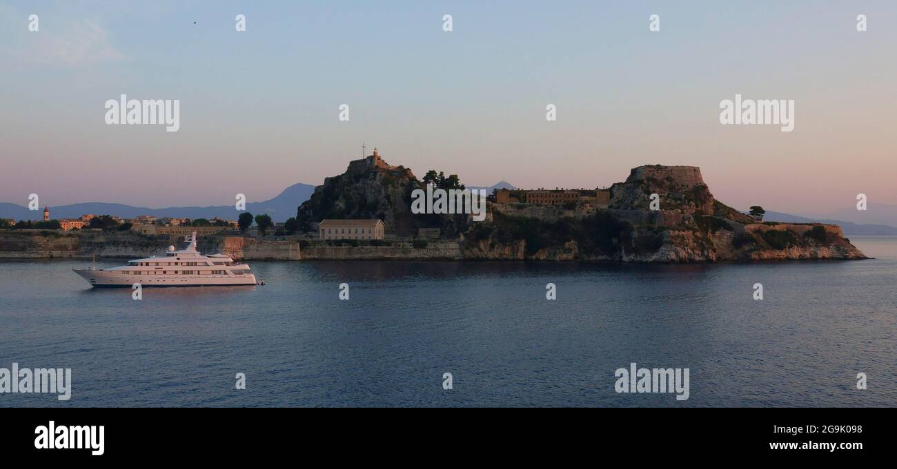 Ancienne forteresse avec église Hagios Georgius et ancien hôpital anglais, Superyacht Kwikumat à ...