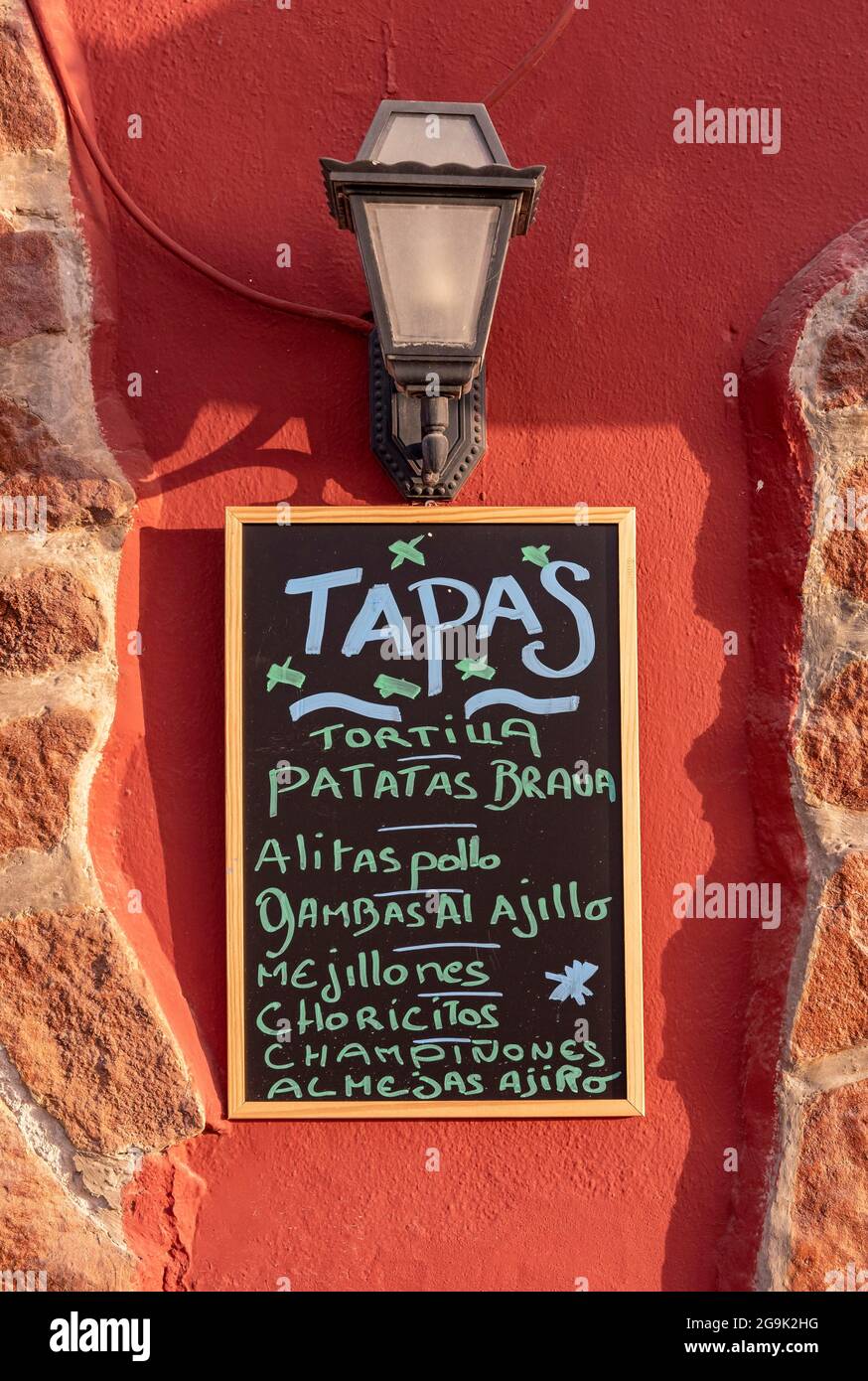 Typical tapas menu on blackboard Banque de photographies et d’images à ...
