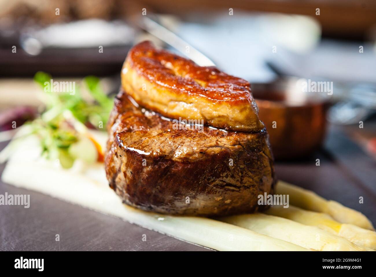 Tournedos Rossini. Foie gras de canard, filet de bœuf Black Angus ...