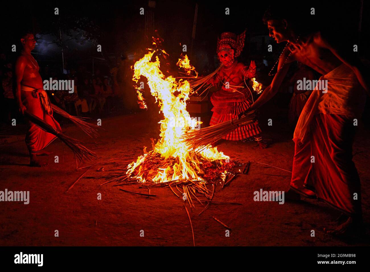 Theyyam (Teyyam, Theyam, Theyyattam) est une forme rituelle populaire ...