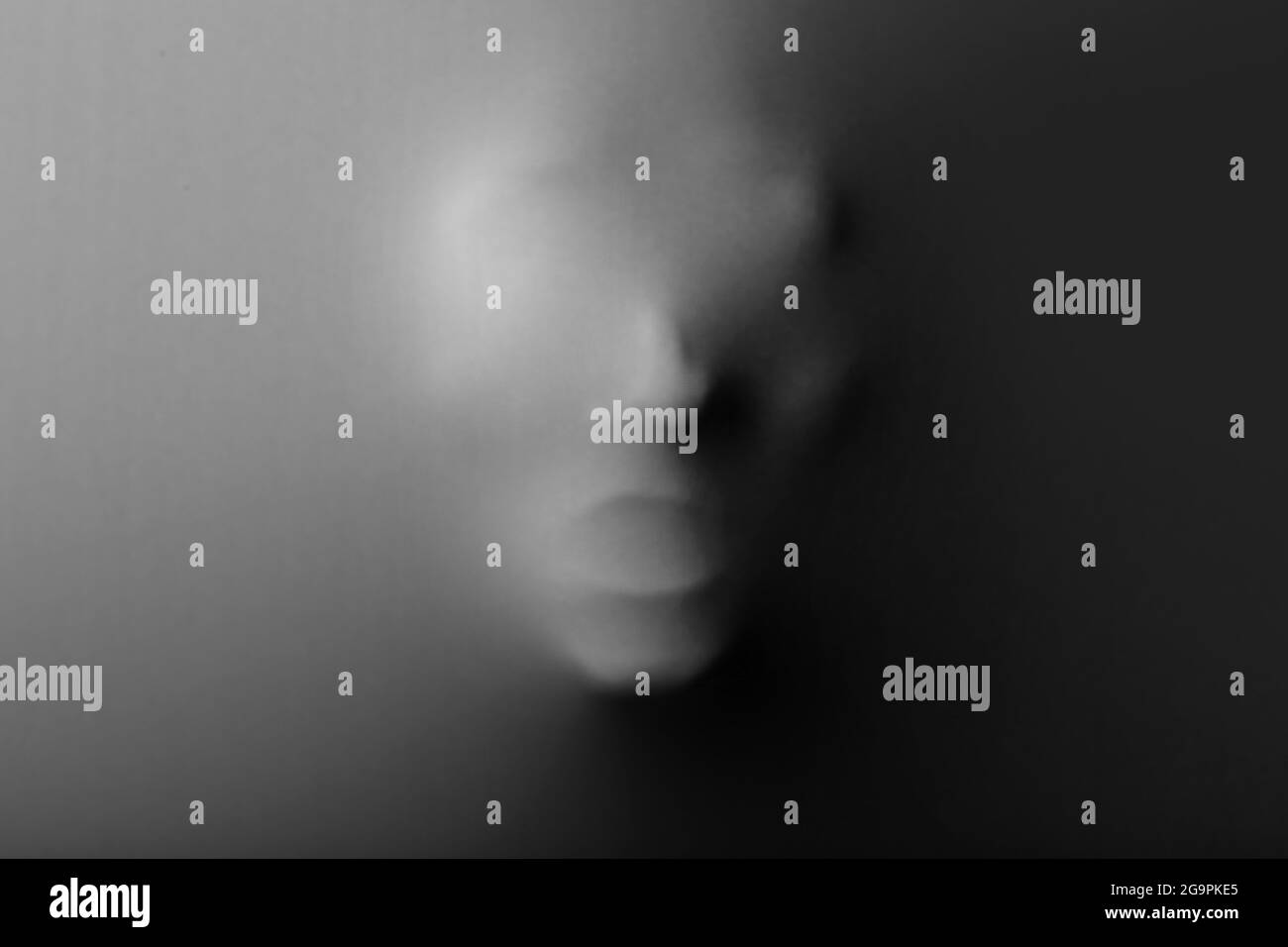 Le visage humain hurlant la pression à travers le tissu comme arrière ...