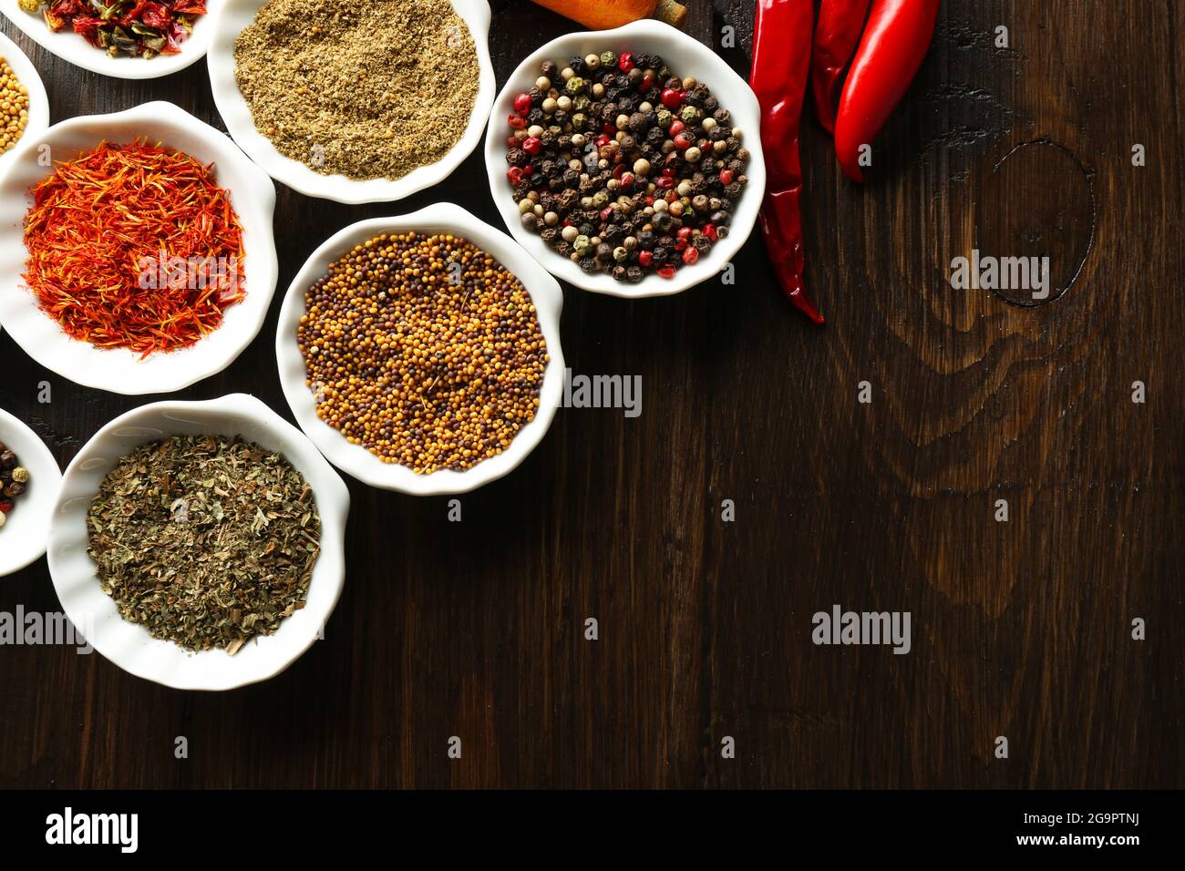 Différents types d'épices dans des bols et des cuillères, close-up, sur ...