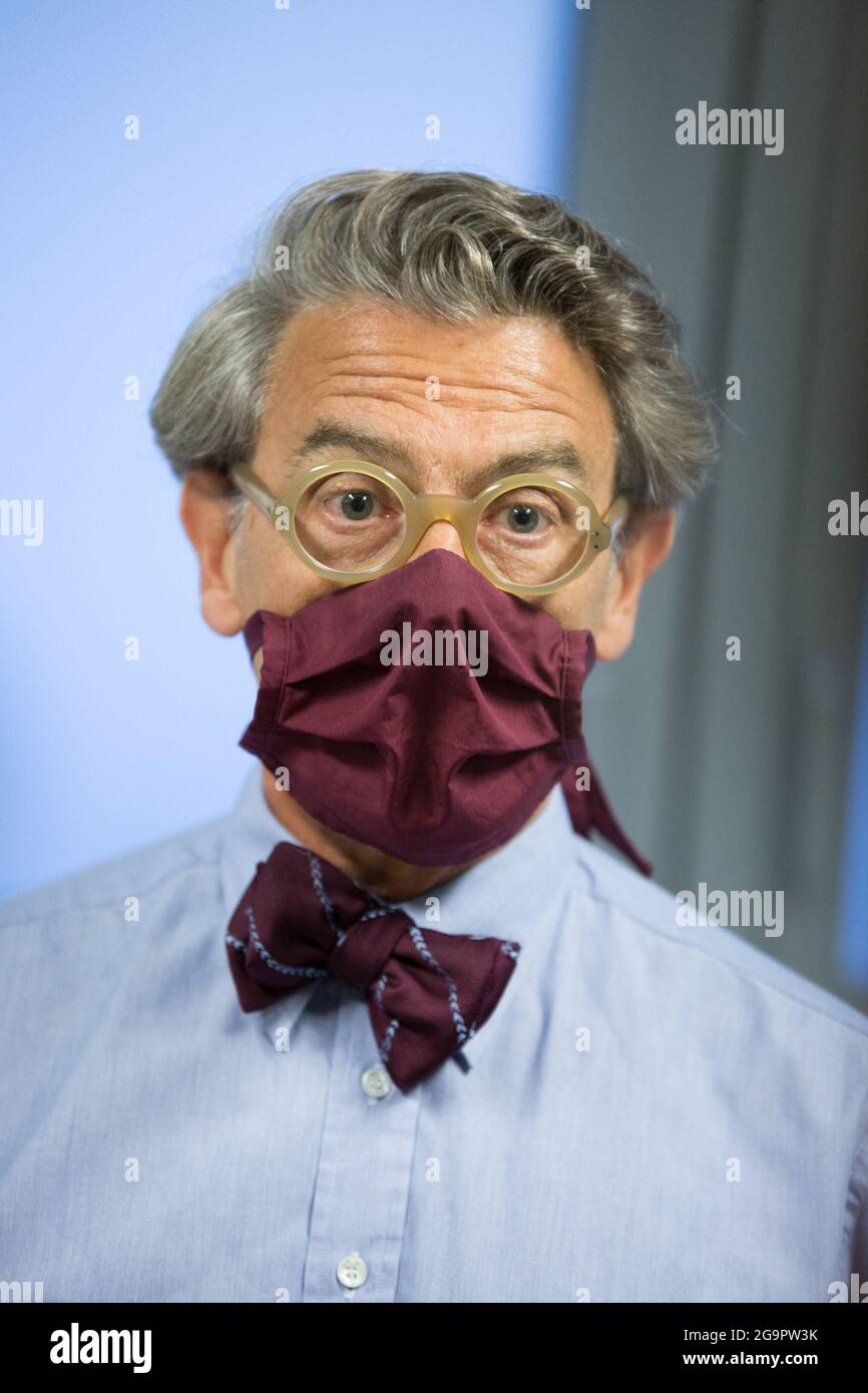 Professeur Yves VILLE chef du département de maternité de l'hôpital ...