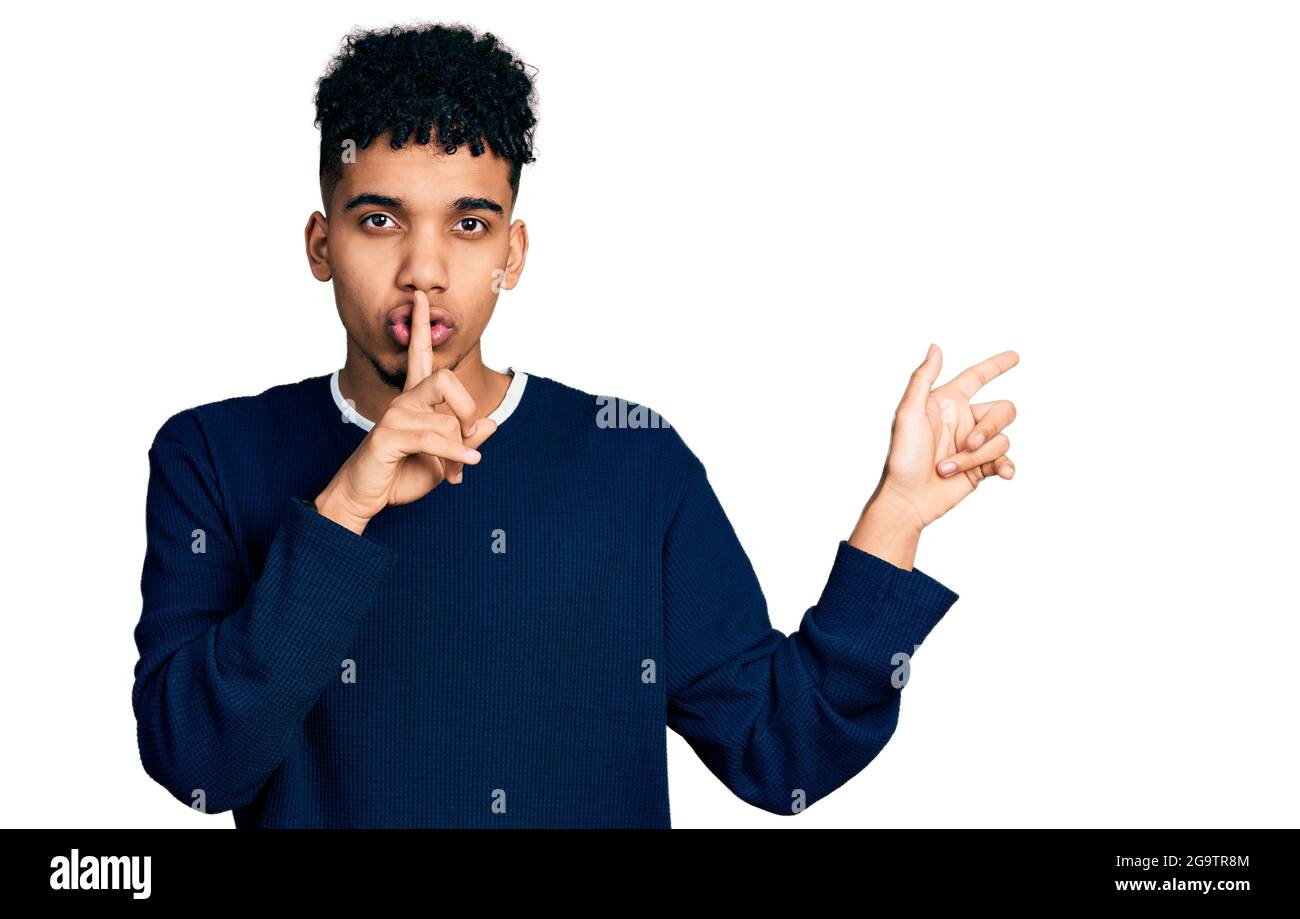 Jeune afro-américain portant des vêtements décontractés demandant à ...