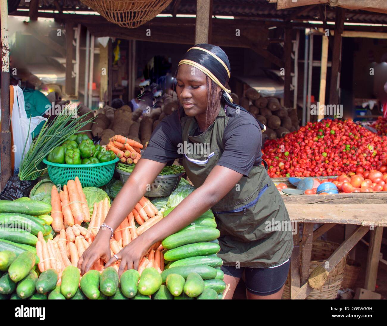 Photo de la vendeuse africaine d'épicerie ou de la femme d'affaires ...