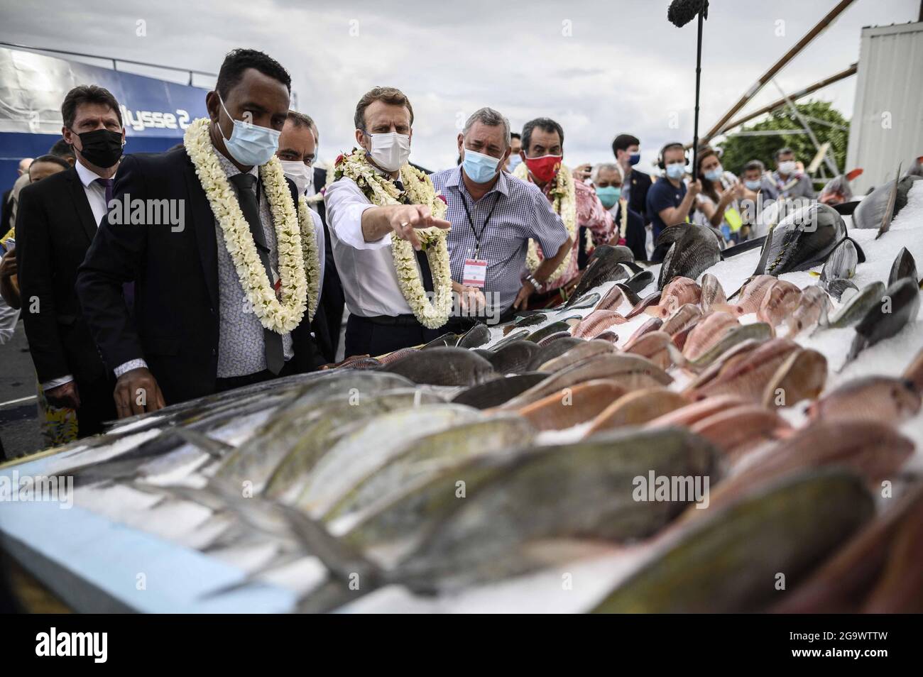 Le président français Emmanuel Macron , flanqué par le ministre ...