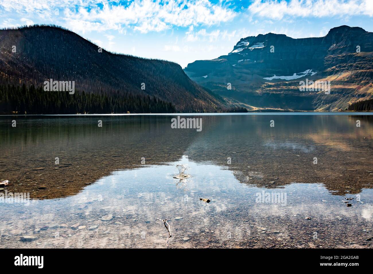 Lacs waterton et les montagnes rocheuses canadiennes Banque de ...