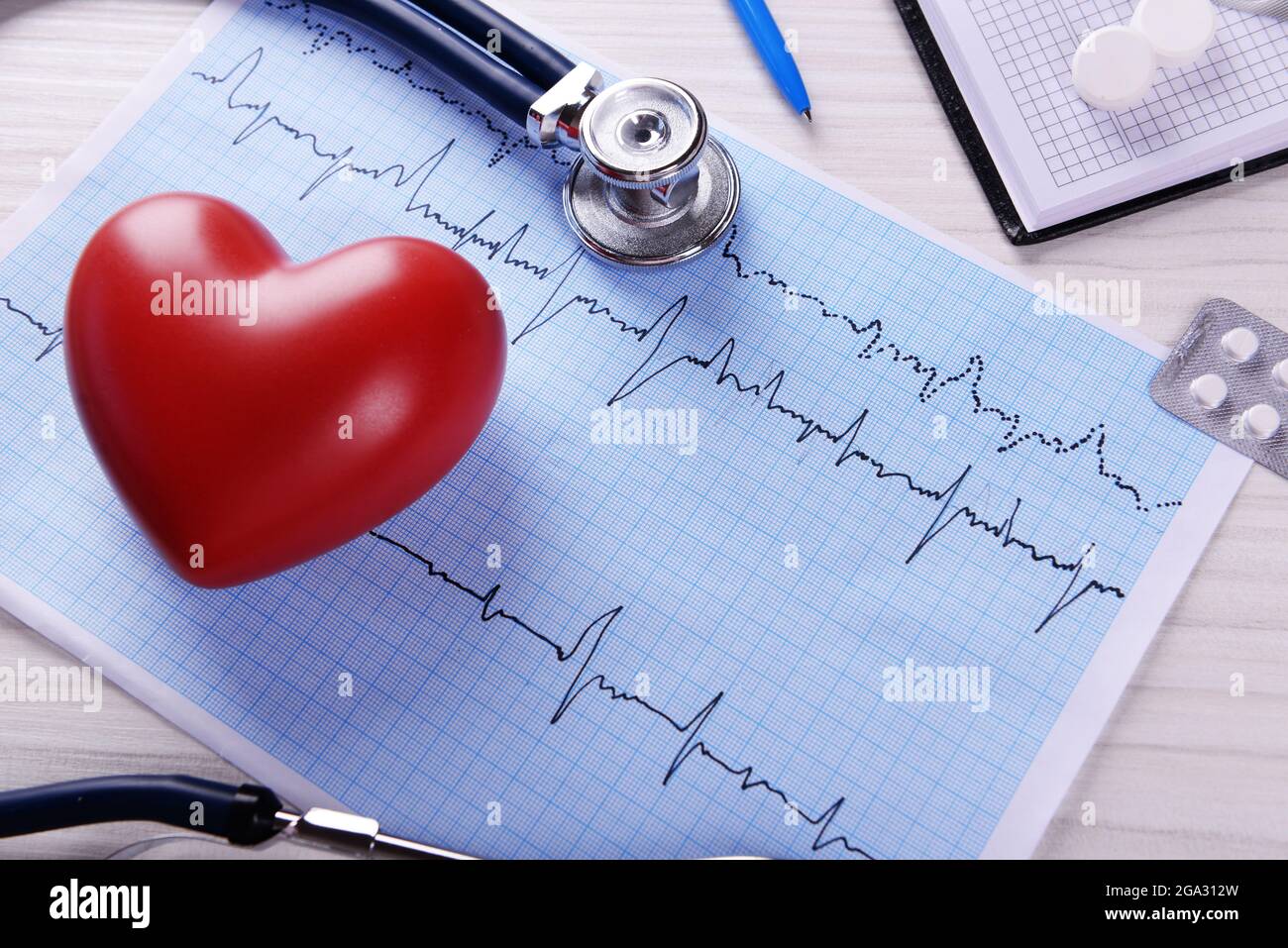 Cardiogramme avec stéthoscope et cœur rouge sur le tableau, gros plan ...