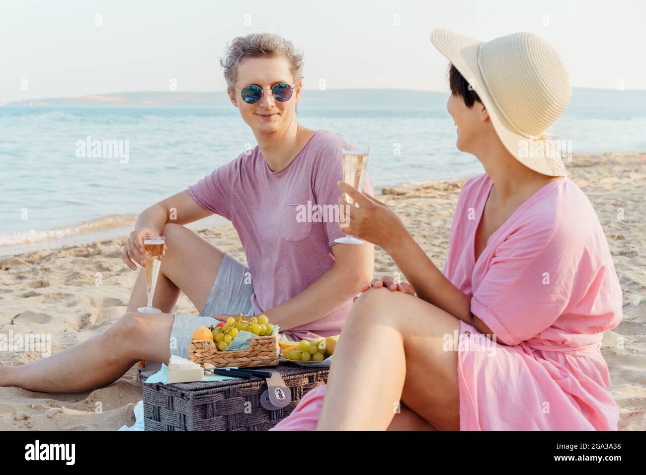 Un couple profite d'un pique nique Banque de photographies et d’images ...