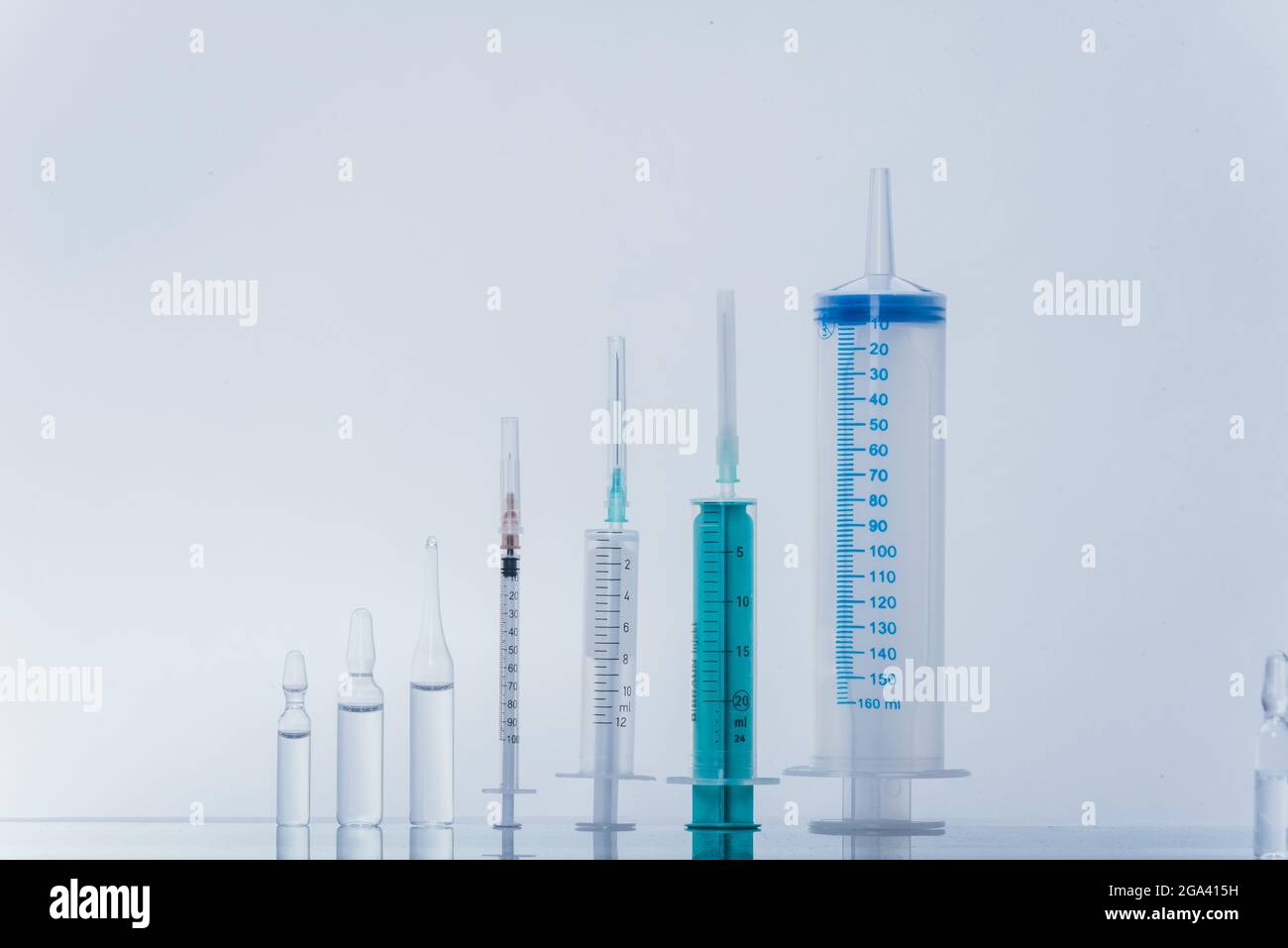 Médecine, injection, vaccin et seringue jetable, concept de médicament ...