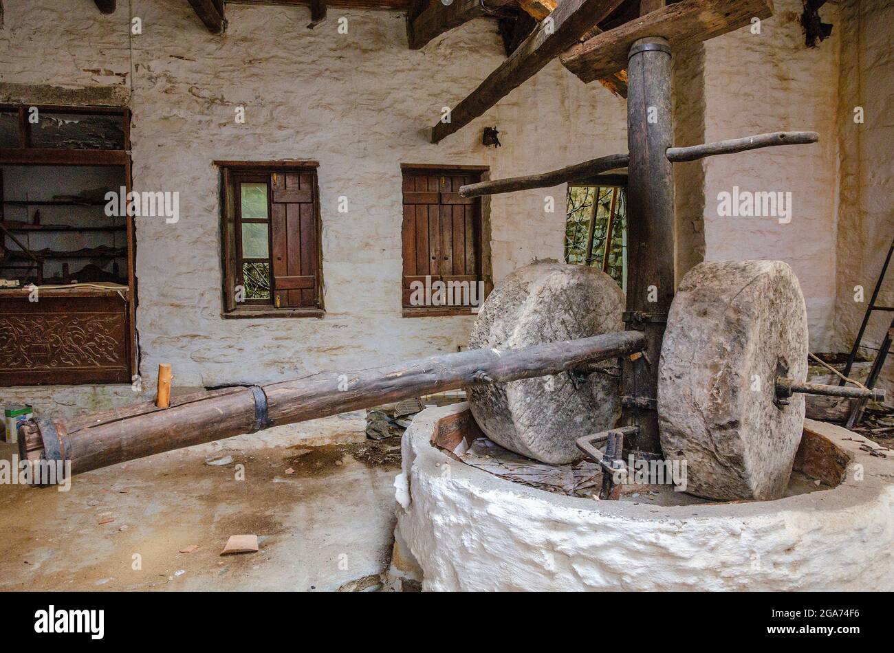 Machines anciennes de production d'huile d'olive, moulin à pierre et ...