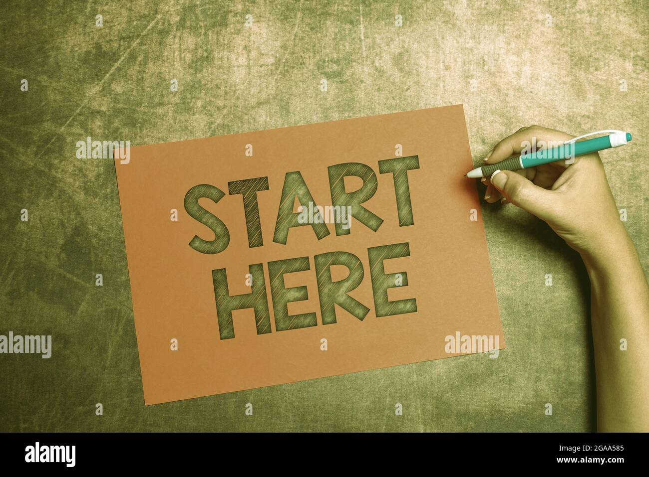 Inspiration montrant le signe commencez ici. Internet concept un acte ...