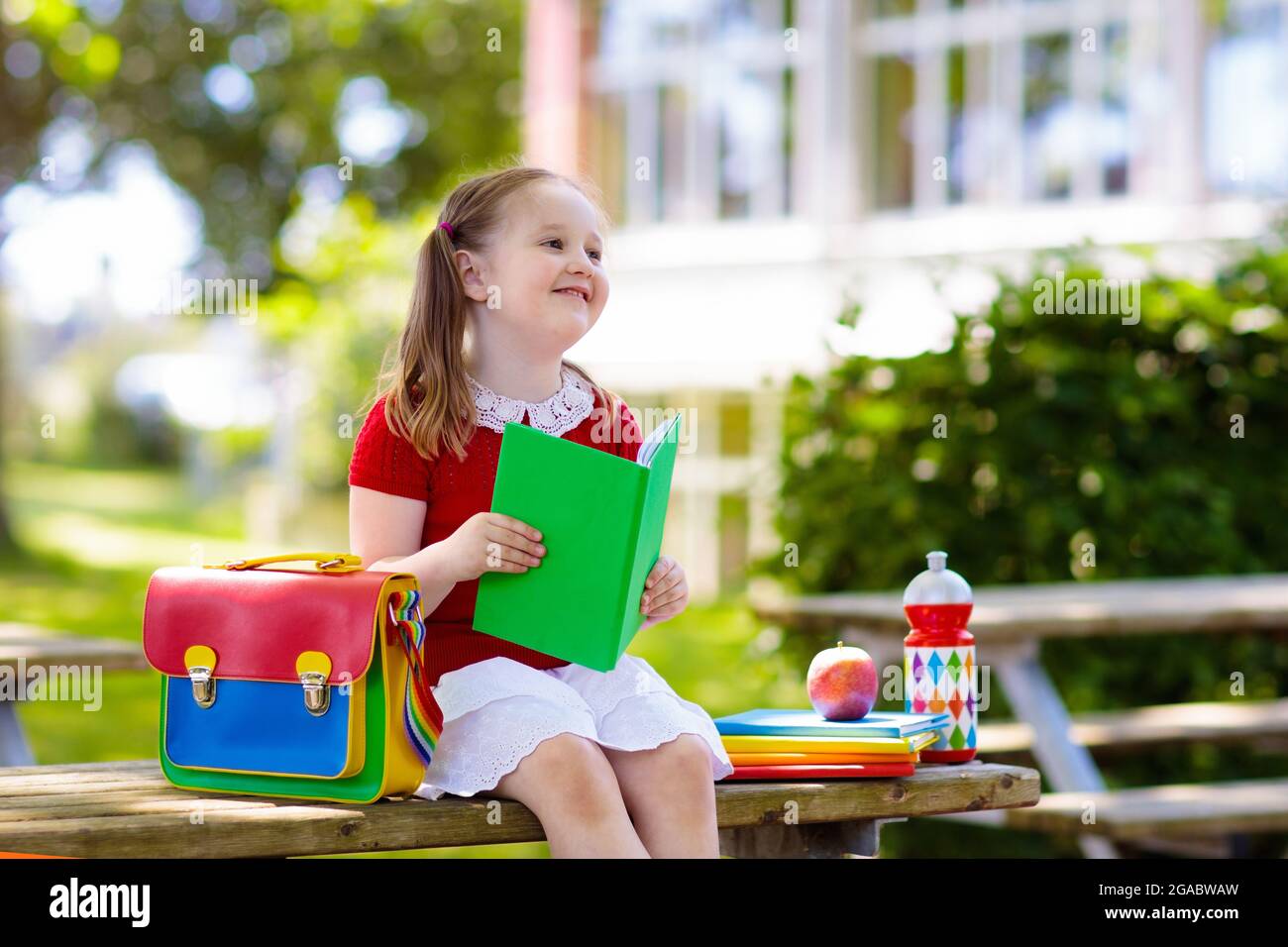 Enfant qui retourne à l'école. Début de la nouvelle année scolaire ...