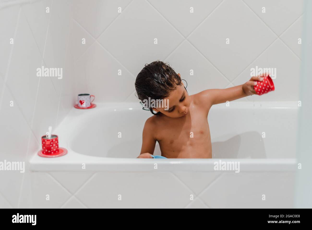 Petite fille prenant une douche Photo Stock - Alamy Petite fille prenant une douche Photo Stock - Alamy