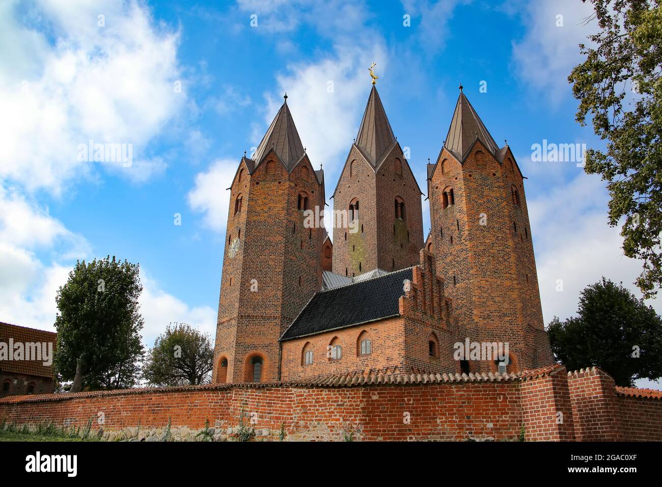 église de brique rouge Banque de photographies et d’images à haute ...