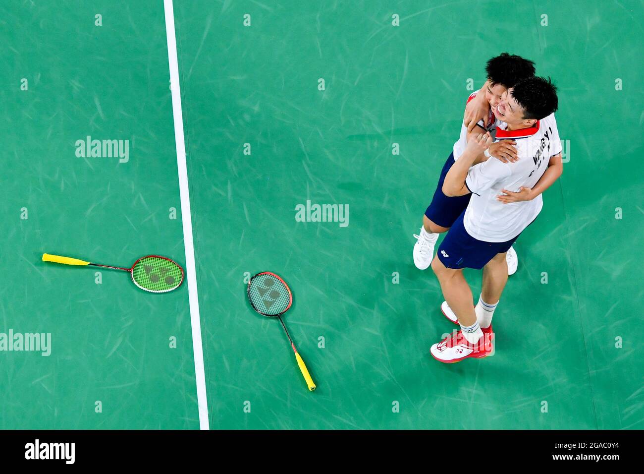 Tokyo, Japon. 30 juillet 2021. Wang Yilyu (R) /Huang Dongping de Chine fêtez après le match ...