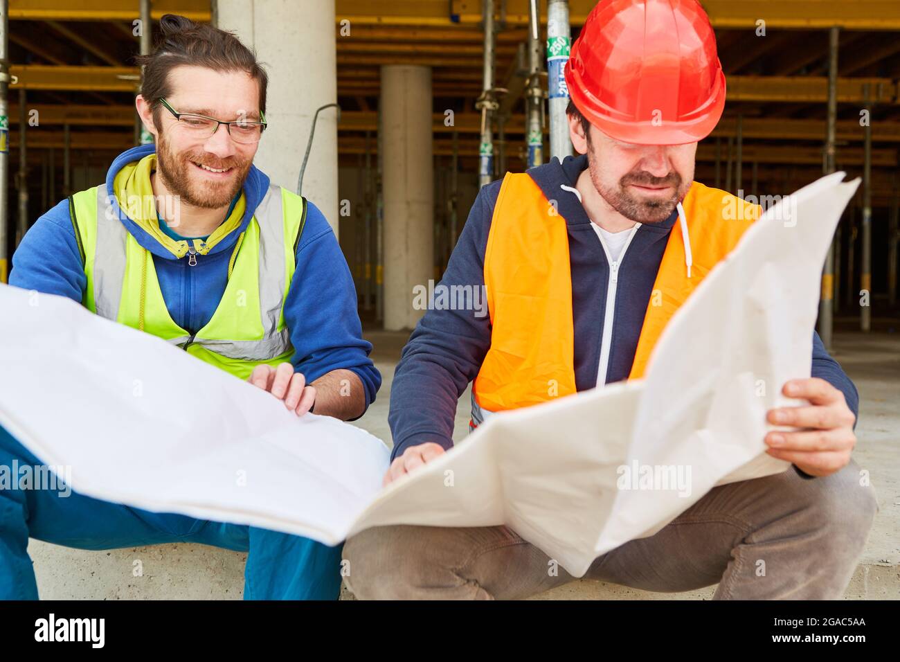 Contremaître artisan et architecte sur le chantier de construction ...