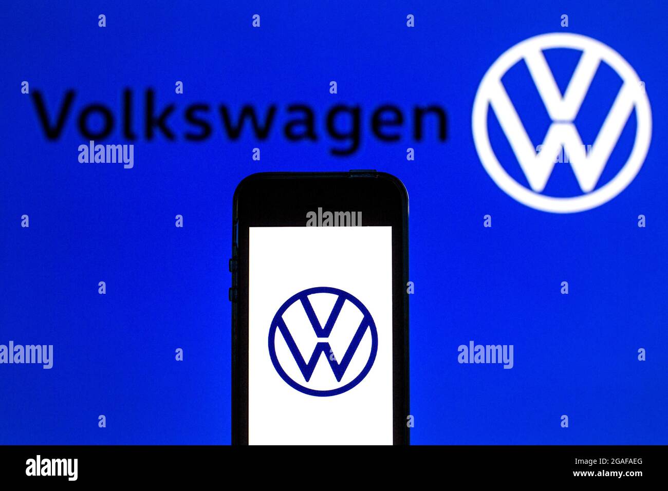 Sur cette photo, un logo Volkswagen apparaît sur un smartphone avec un ...
