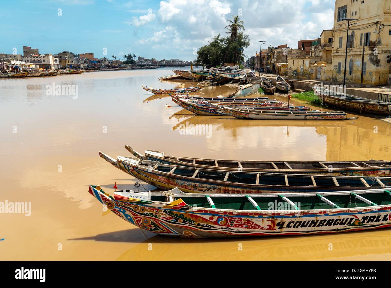 Bateaux Fisher dans la ville de Saint Louis, quartier de Ndar, l ...