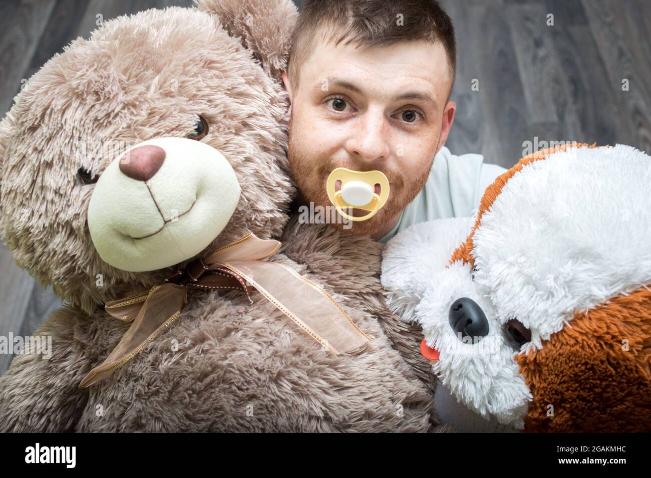 Portrait d'un jeune homme avec un mannequin de bayes dans sa bouche et ...