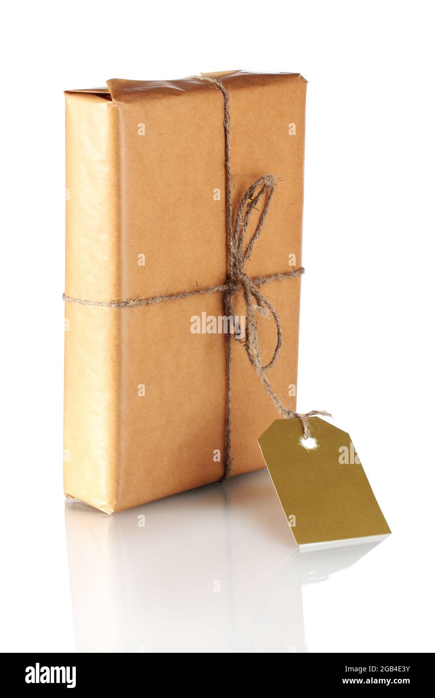 Colis enveloppé dans du papier marron attaché avec de la ficelle et ...