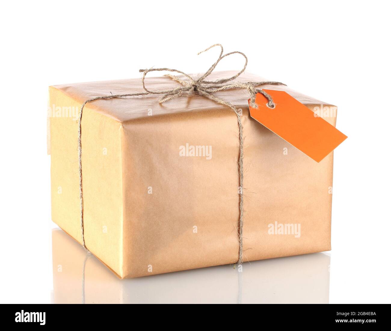 Colis enveloppé dans du papier marron attaché avec de la ficelle et ...