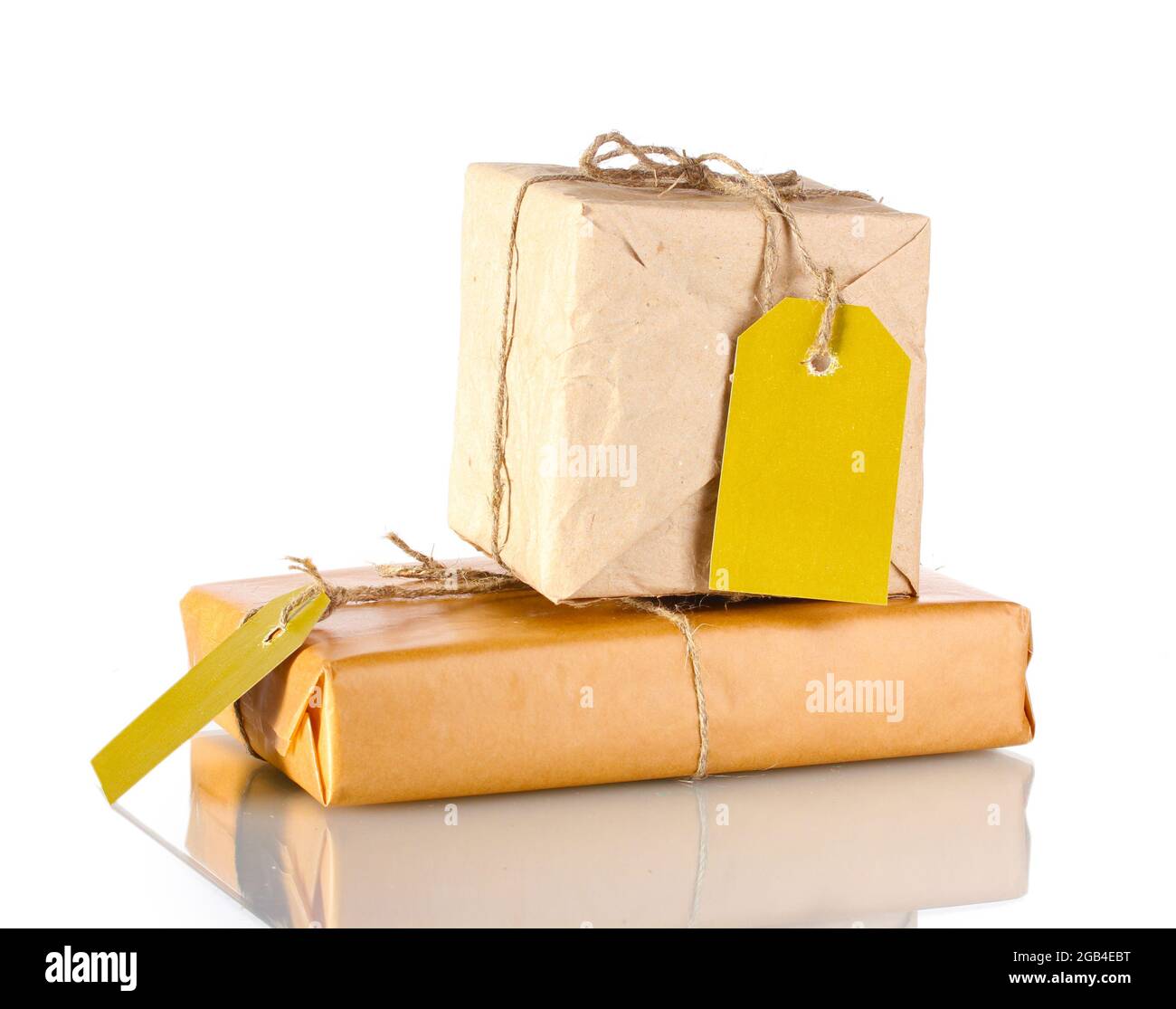 Deux colis enveloppés dans du papier marron attaché avec de la ficelle ...