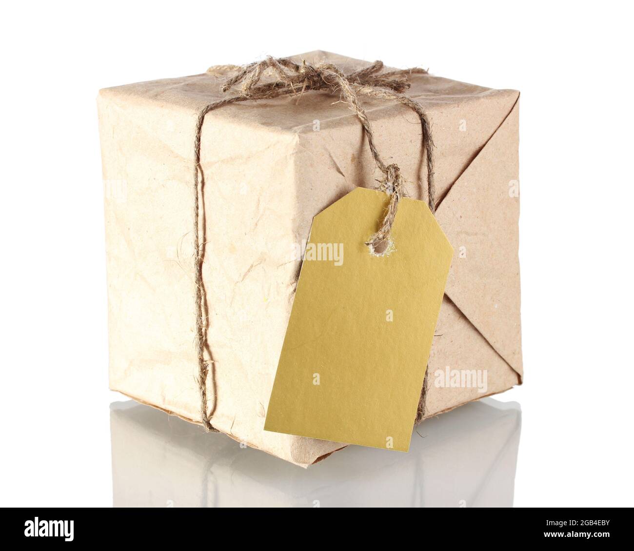 Colis enveloppé dans du papier marron attaché avec de la ficelle et ...