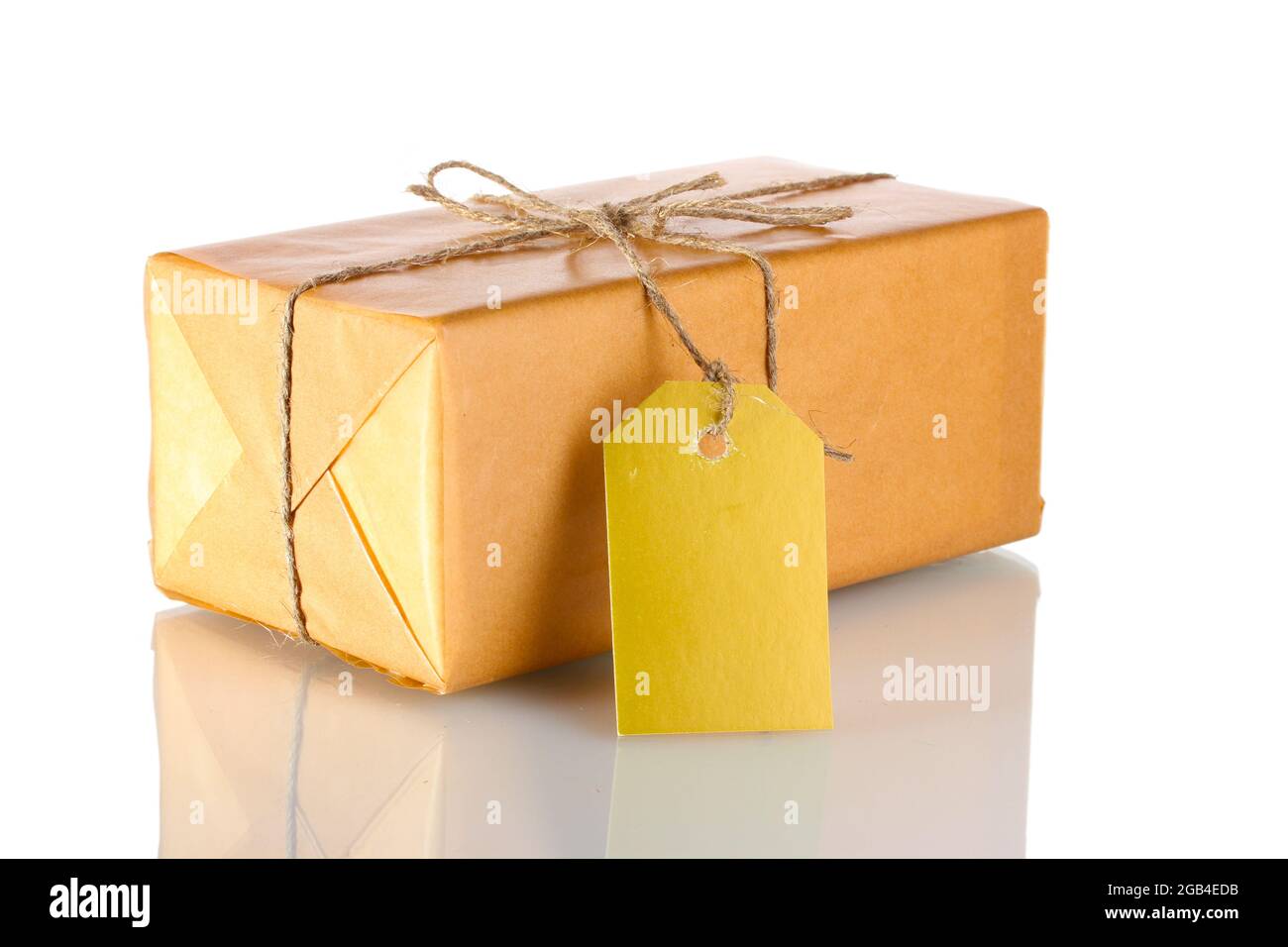 Colis enveloppé dans du papier marron attaché avec de la ficelle et ...